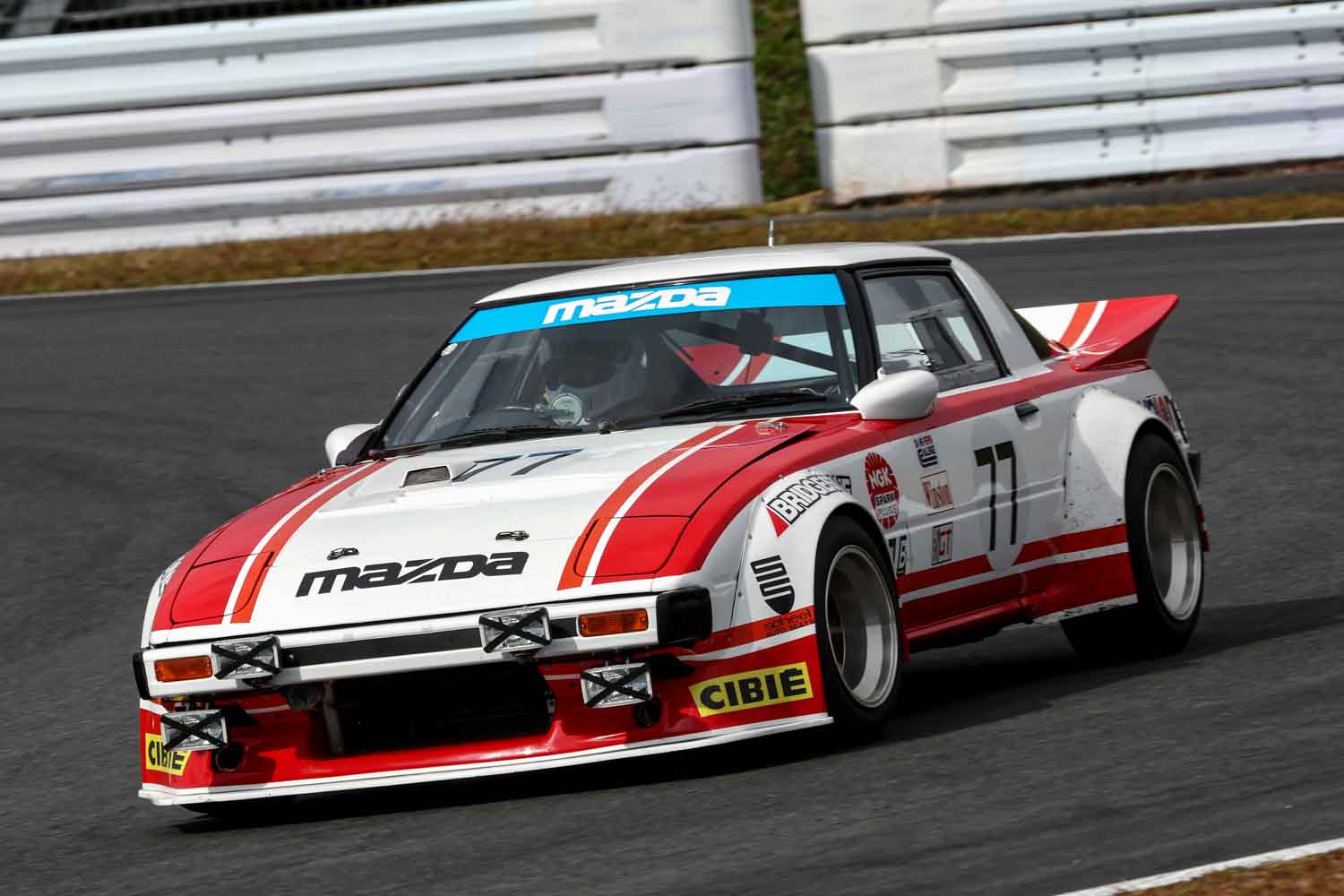 デイトナ仕様のマツダ「サバンナRX-7」がFSWを快走！ GTUクラス2位のボーレン組を後期型で再現した1台でした | AUTO MESSE ...