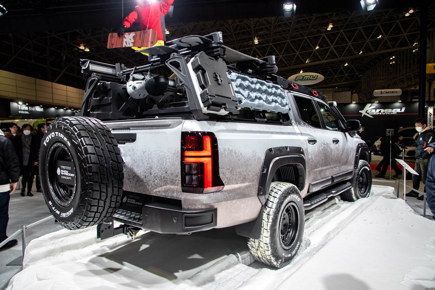 三菱新型「トライトン」に早くも雪山仕様が登場！「SNOW SHREDDER CONCEPT」の立体的な4層UVプリントは点字技術の応用でした ...