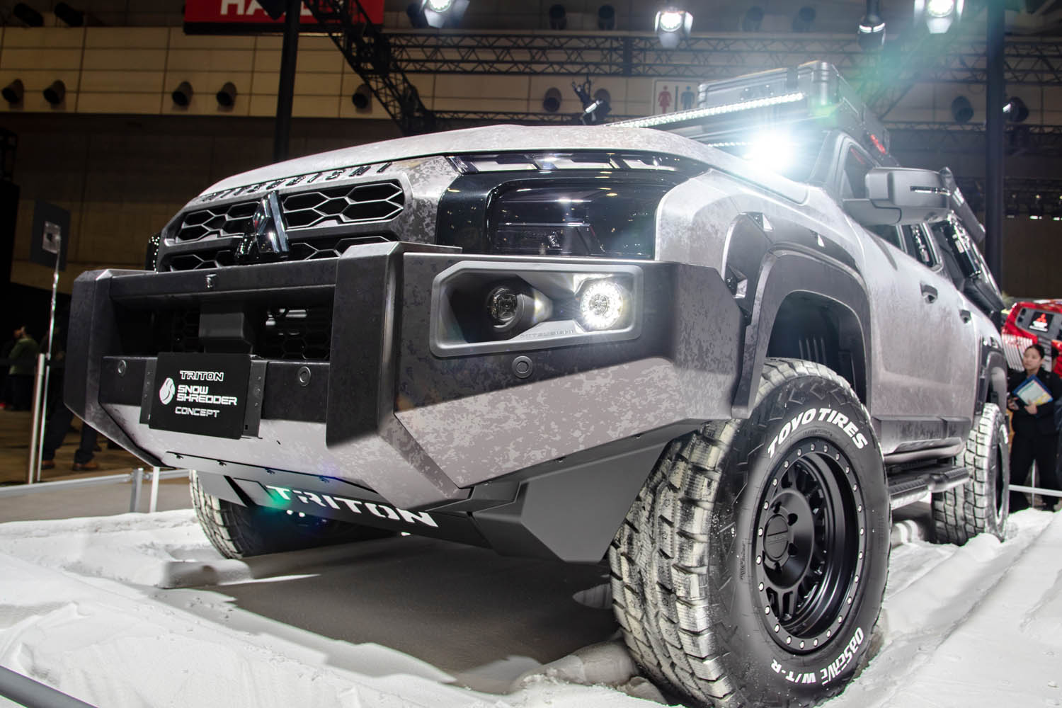 三菱新型「トライトン」に早くも雪山仕様が登場！「SNOW SHREDDER CONCEPT」の立体的な4層UVプリントは点字技術の応用でした ...