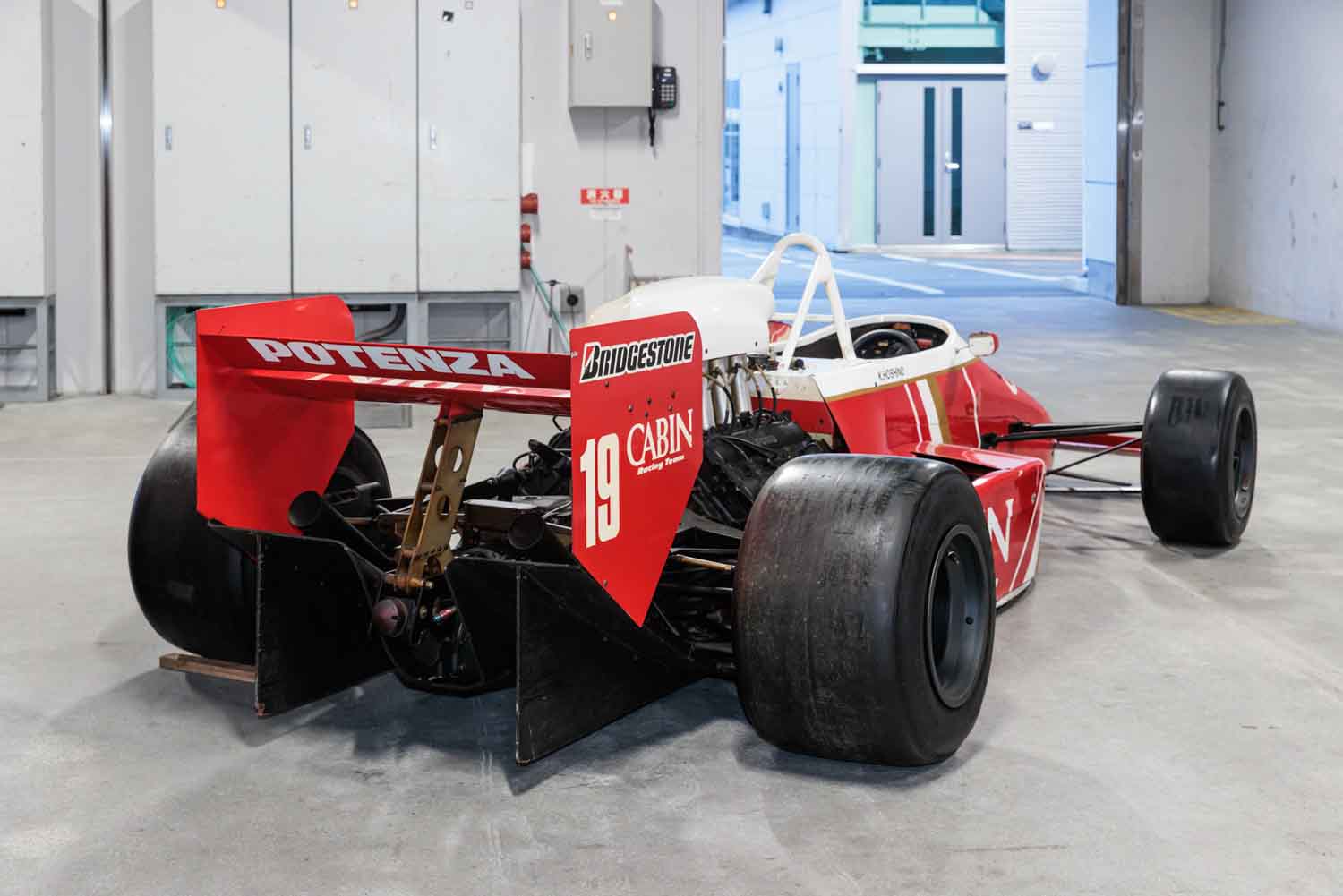 バブル期の「CABIN RACING」からレースクイーン文化は始まった!? 国内モータースポーツ界を変革した懐かしのチームのマシンを紹介します ...