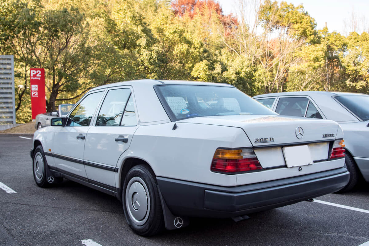 派手にカスタムされたベンツ「W124」を地道にノーマル戻し！ 目指すは「当時、新車で購入したオーナー」風 | AUTO MESSE WEB（オートメッセウェブ） 〜クルマを文化する