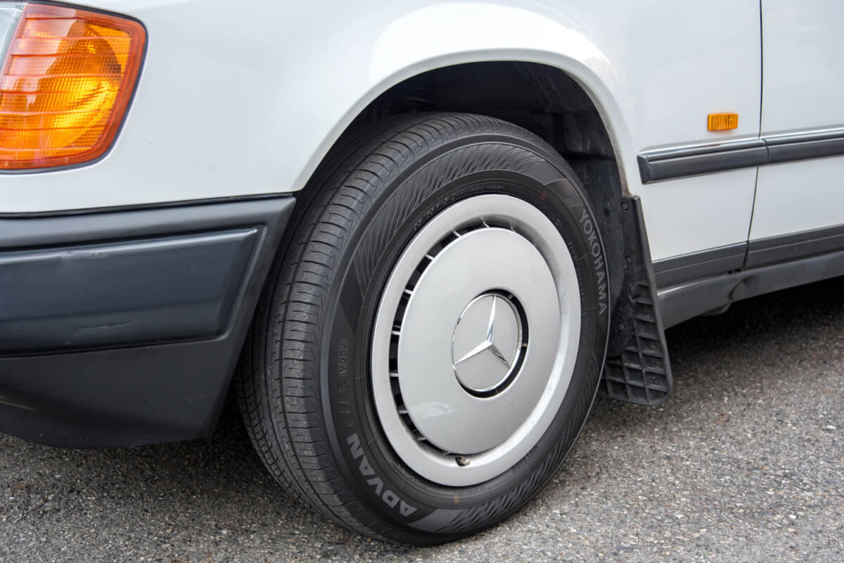 派手にカスタムされたベンツ「W124」を地道にノーマル戻し！ 目指すは「当時、新車で購入したオーナー」風 | AUTO MESSE WEB（オートメッセウェブ） 〜クルマを文化する