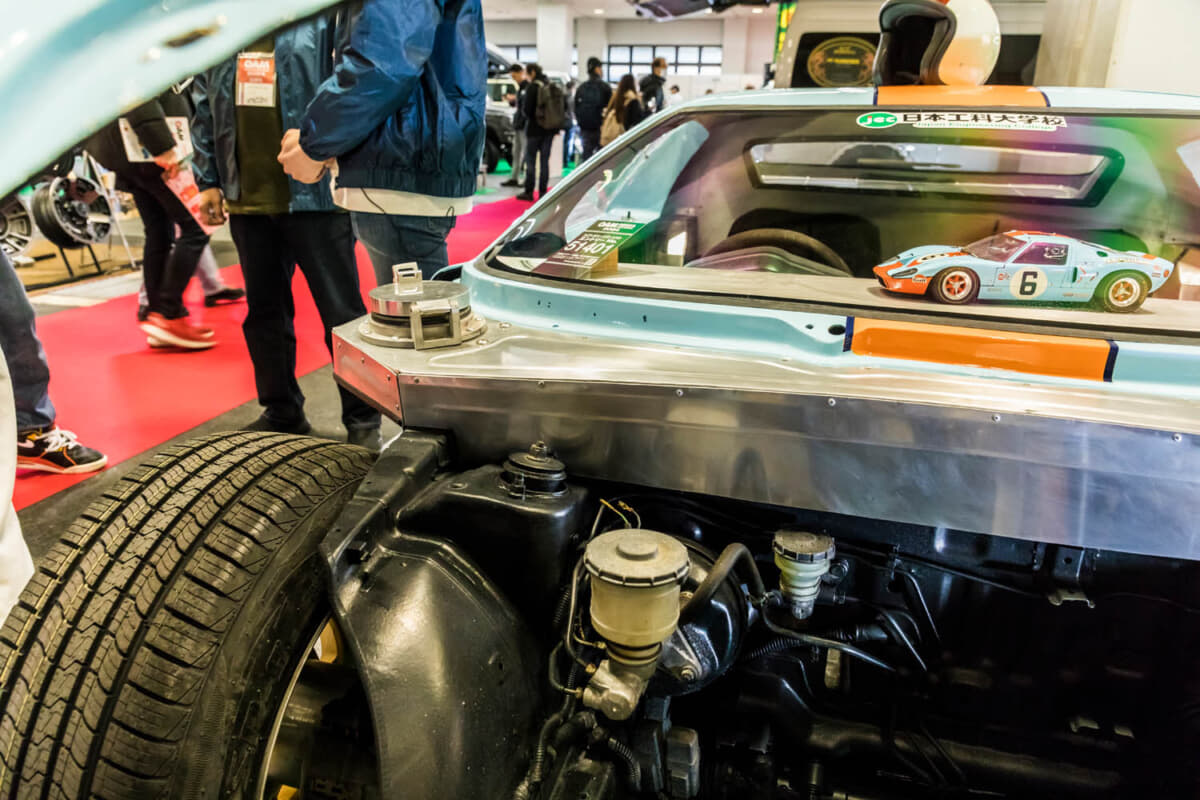 まさかの場所にフォード「GT40」現る！ 本物かと思いきやホンダ「ビート」ベースの学生が作ったレプリカでした | AUTO MESSE WEB（オートメッセウェブ） 〜クルマを文化する