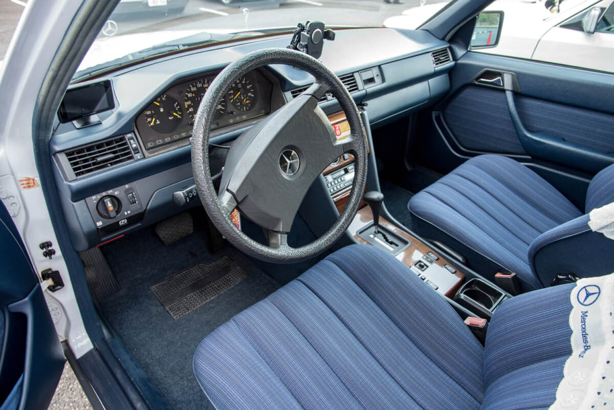 派手にカスタムされたベンツ「W124」を地道にノーマル戻し！ 目指すは「当時、新車で購入したオーナー」風 | AUTO MESSE WEB（オートメッセウェブ） 〜クルマを文化する