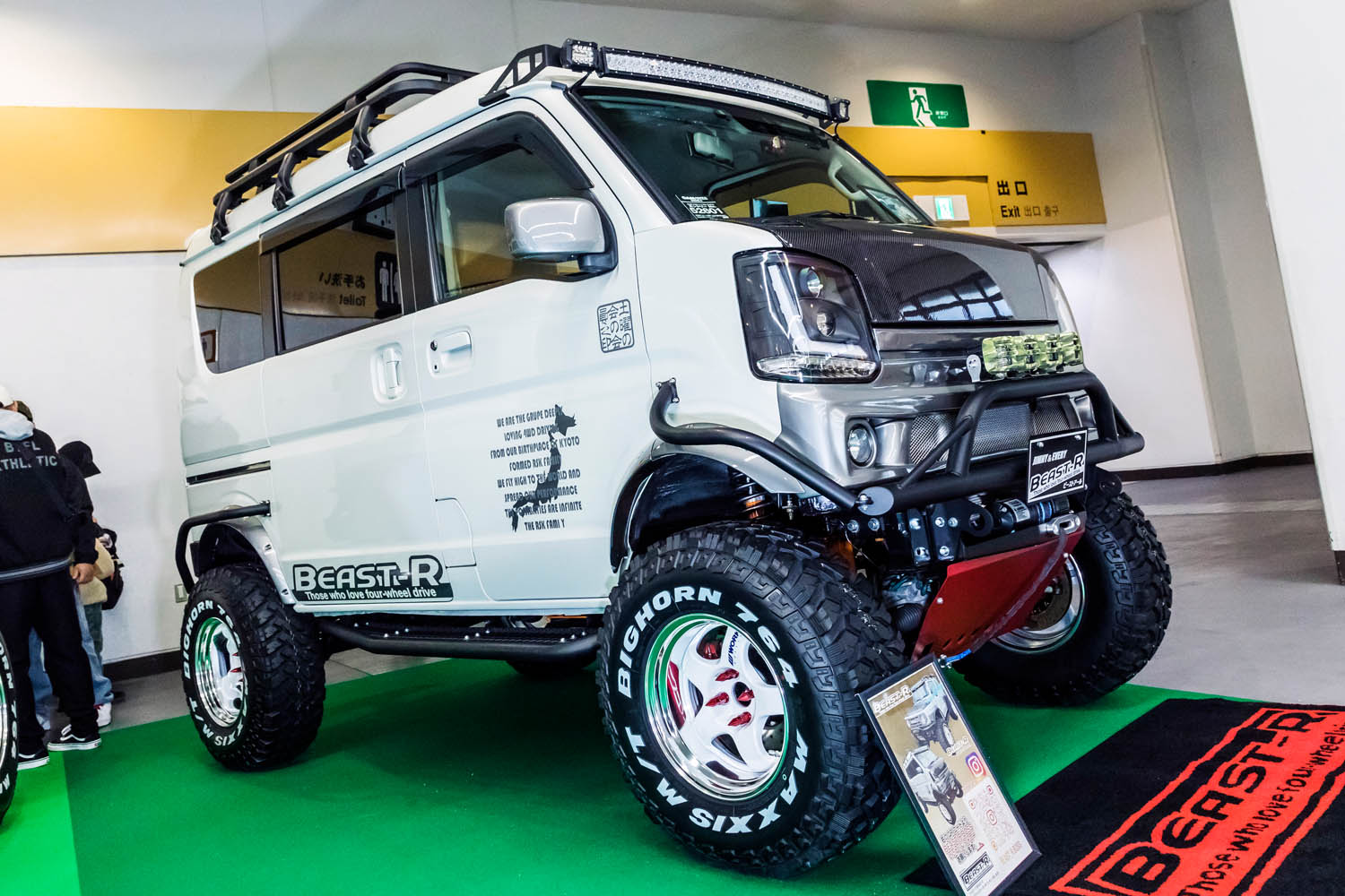 隣の「ジムニー」が小さく見えるスズキ「エブリイ」発見！ 10インチリフトアップの本格アウトドアな1台のカスタムとは | AUTO MESSE ...