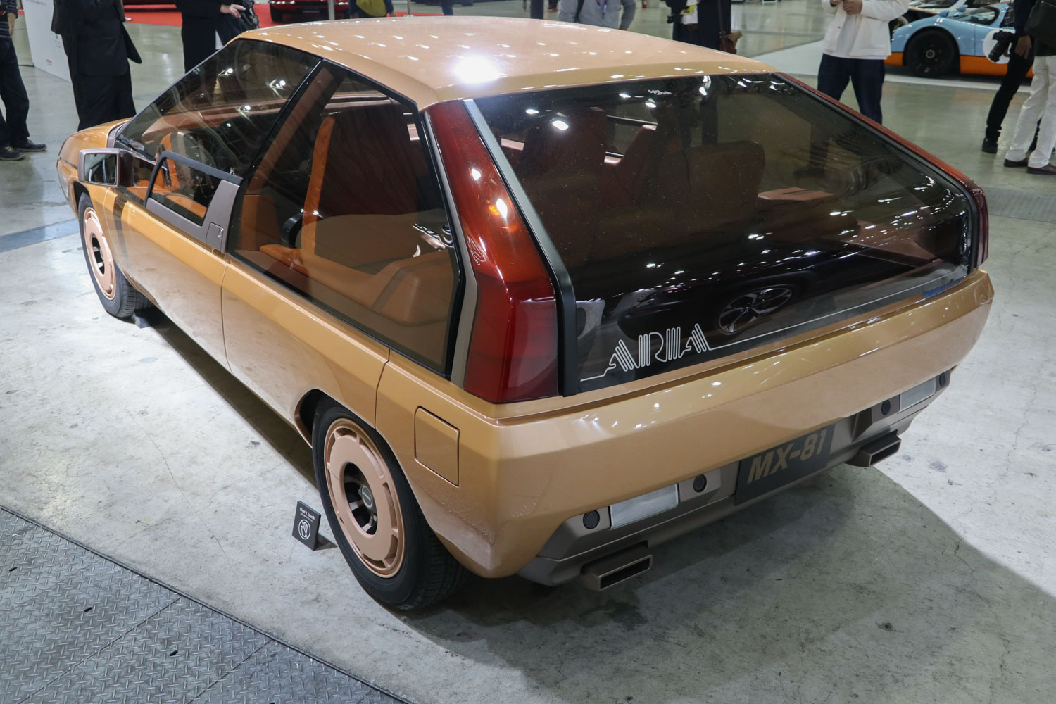 ハンドルがない!? マツダ「MX−81」は昭和シティポップなテイストで未来を予想したコンセプトカーでした | AUTO MESSE WEB（オートメッセウェブ） 〜クルマを文化する