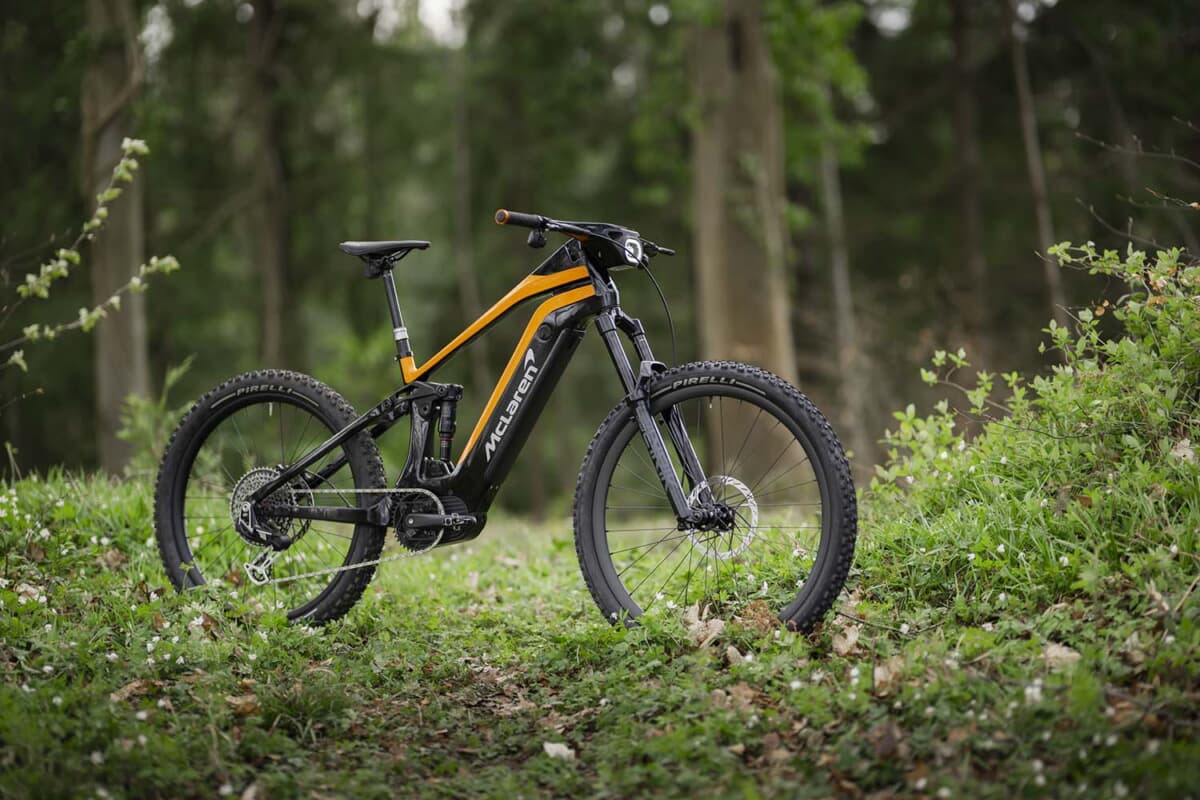マクラーレンの「e-bike」がデビュー！ さて「アルトゥーラ」のルーフに載せるために外した前輪はどうやって運ぶ？ | AUTO MESSE ...