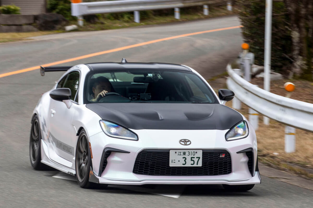 トヨタ「GR86」用のHKS GATE専売サスが凄すぎる！ まるで「スムーズな運転養成ギプス」と呼びたい仕上がりとは【デモカー試乗 ...