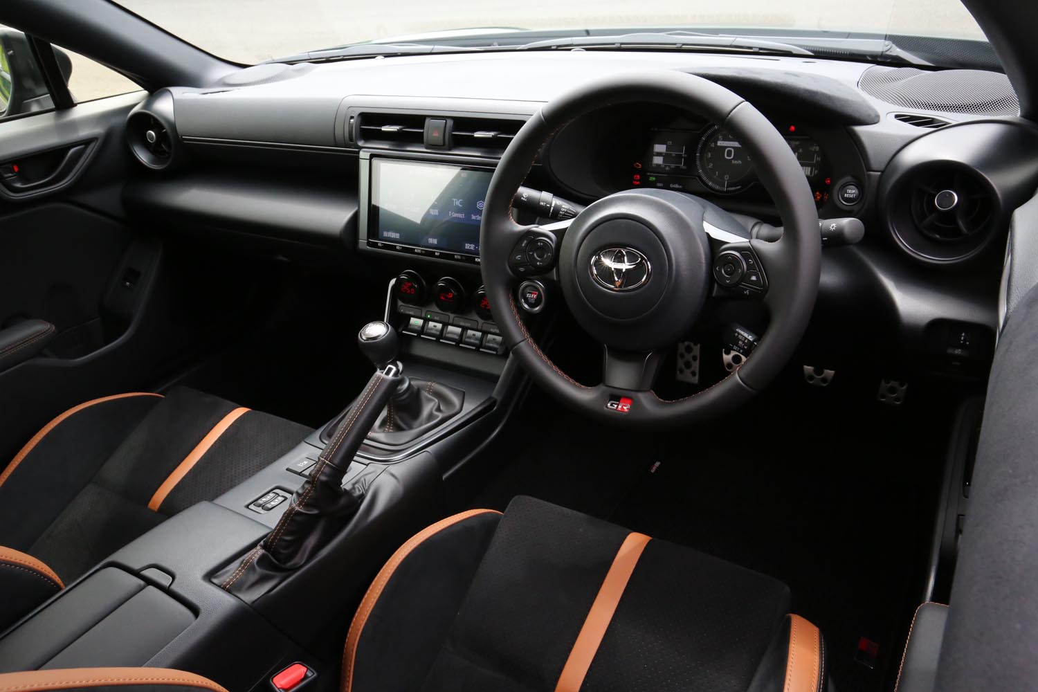 まだ間に合う!? 200台限定のトヨタ「GR86 Ridge Green Limited」受付中…「カローラレビンTE27」を彷彿とさせる ...