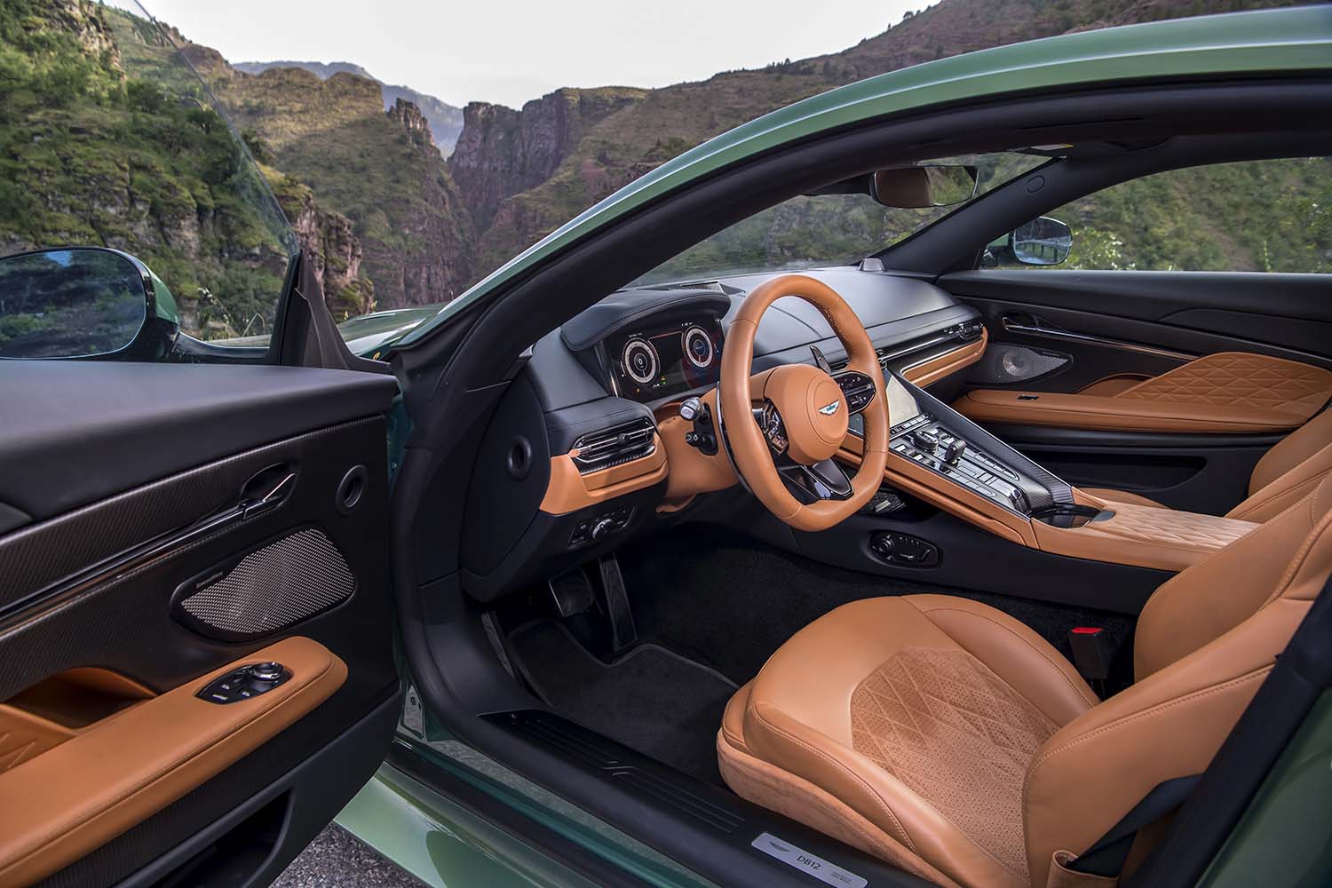 アストンマーティン「DB12」は「DB11」とはまるで別物！ 同じAMGエンジンなのにまったく異なる乗り味の理由とは？ | AUTO MESSE WEB（オートメッセウェブ） 〜クルマを文化する