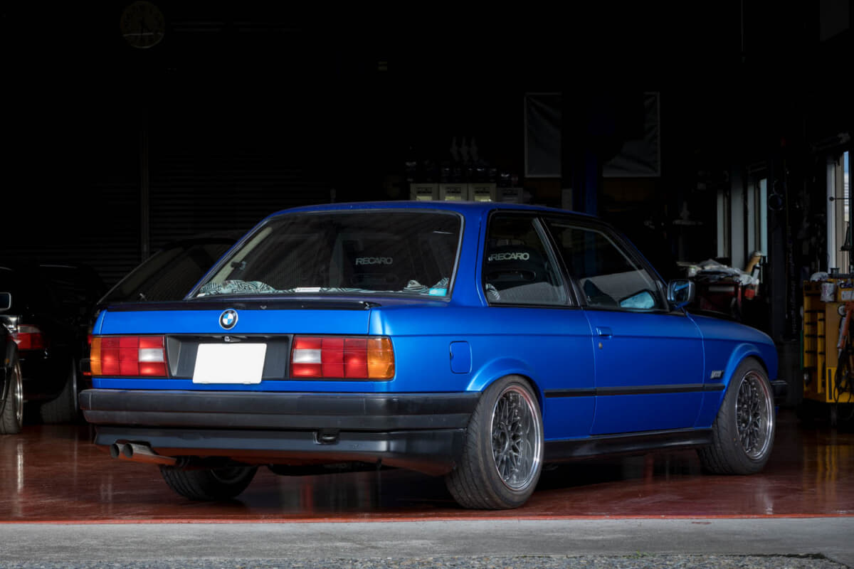 BMWのE30「3シリーズ」を6連スロットル化！ 同じくE34系アルピナ「B10」でも最高の気持ちよさでした | AUTO MESSE WEB ...